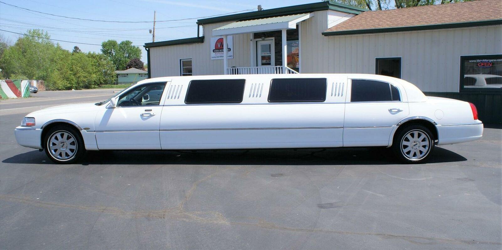 2004 Lincoln Town Car Executive limousine [stunning limo] for sale